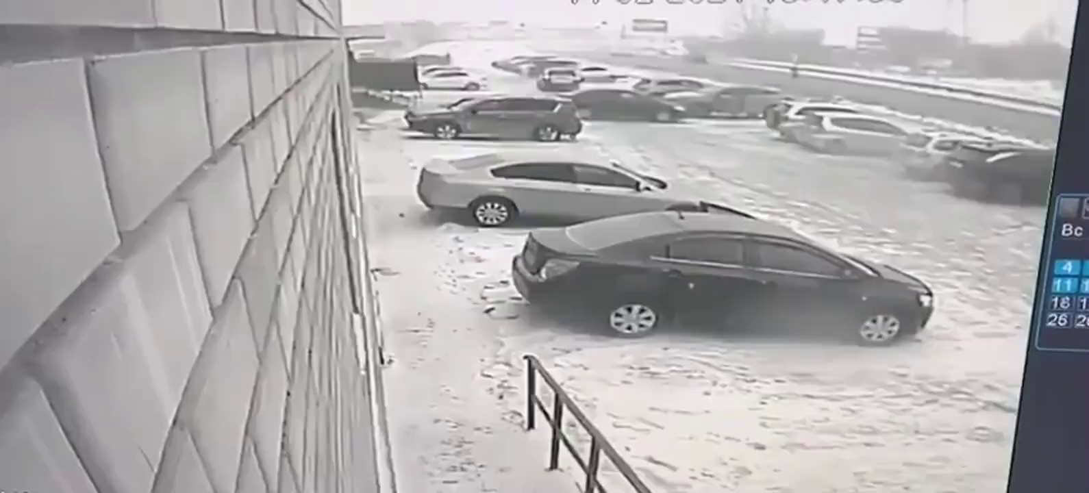 Beült a kocsijába, még be - Videa