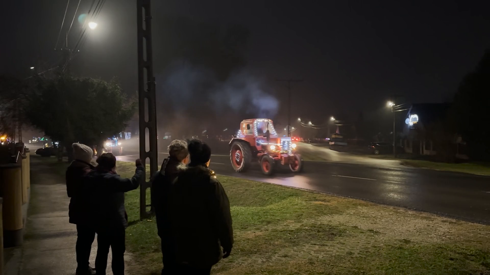 kivilágított járművek vonultak fel Lengyeltótiban - Videa