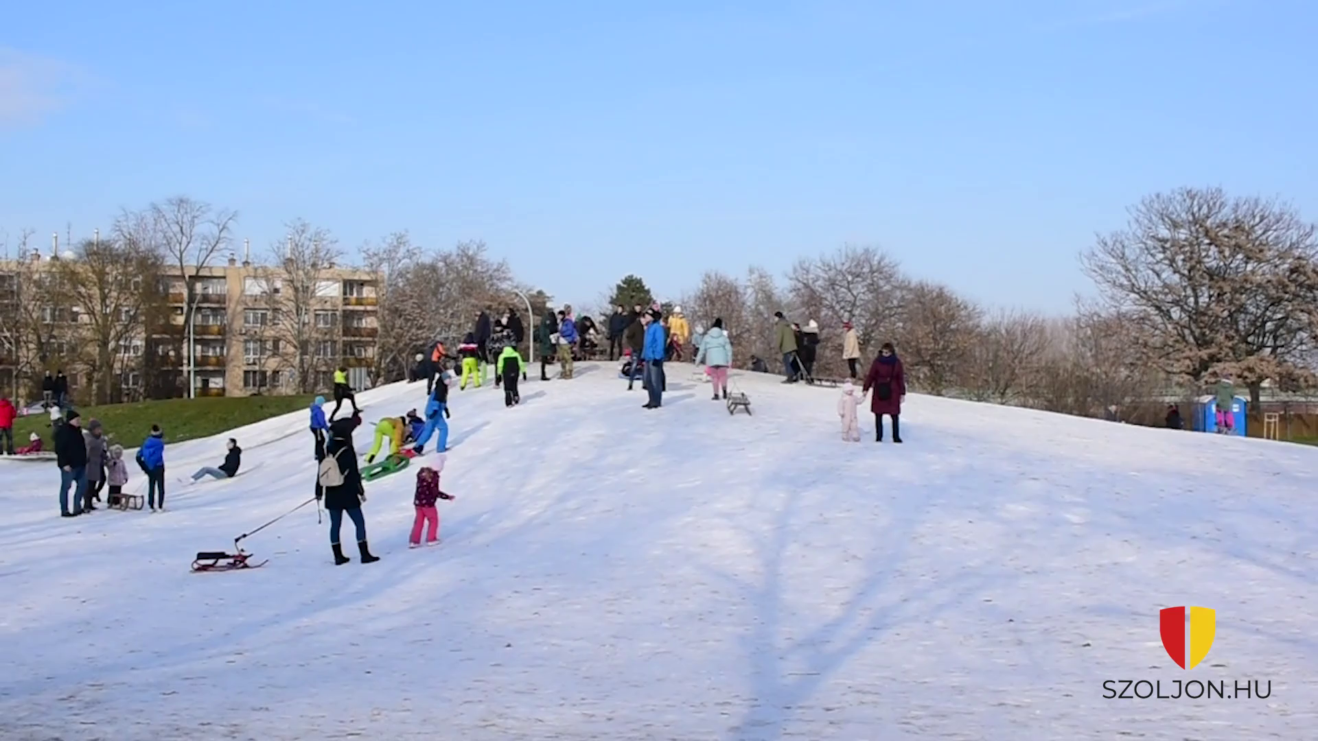 Szombaton is szánkózókkal teltek meg, szánkó, szánkódomb - Videa