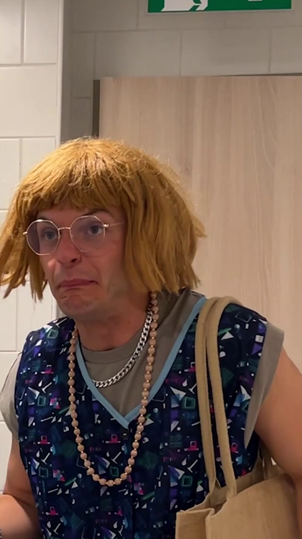 Kapi Levente nagymamája felforgatta a, bors, interjú, iroda - Videa