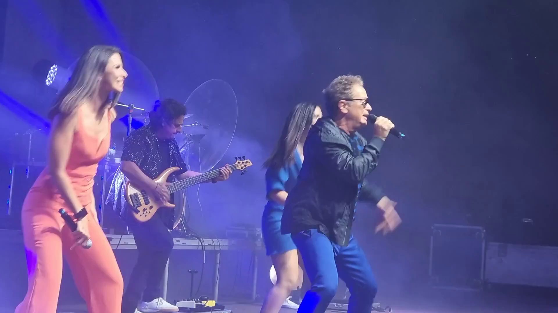 Balatonlellén lépett fel Geszti Péter, emberek/vlogok - Videa