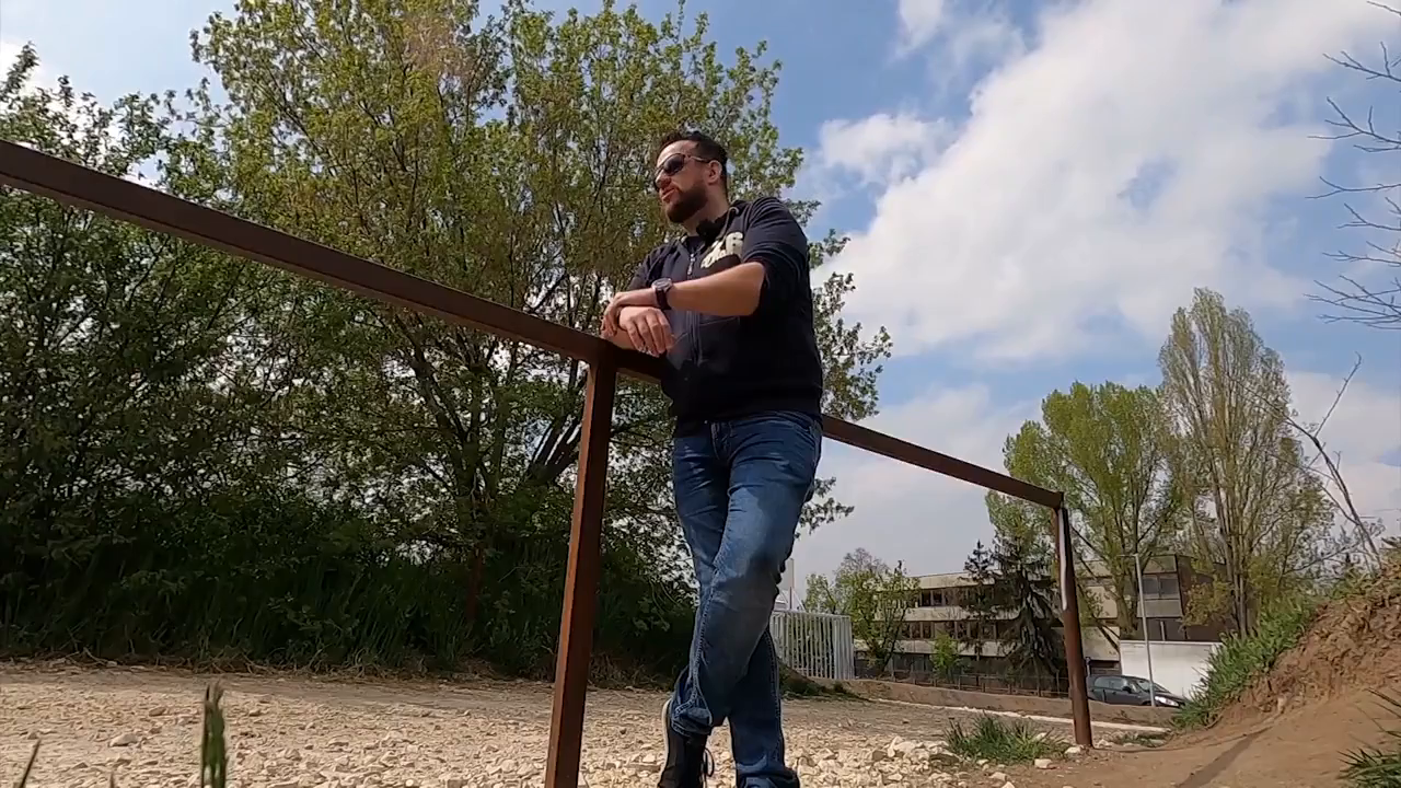 Éhhalállal és fél kiló csirkemellel - Videa