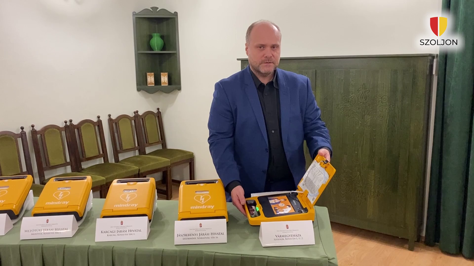Defibrillátorok átadása Szolnokon, defibrillátor, simon csaba, szoljon videó - Videa
